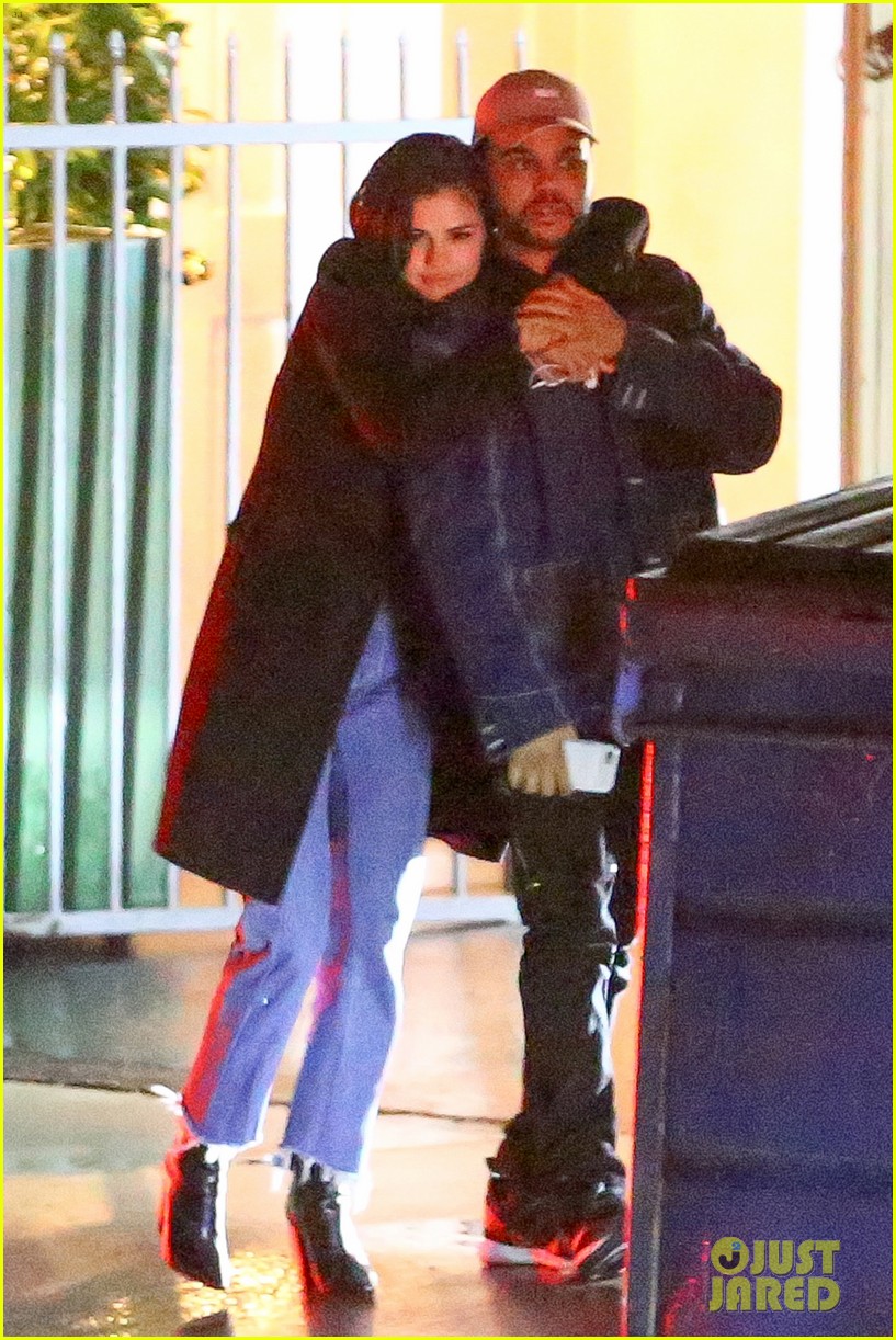 Selena Gomez & The Weeknd Kiss & Get Very Cozy in Hot New Pics: Photo ...