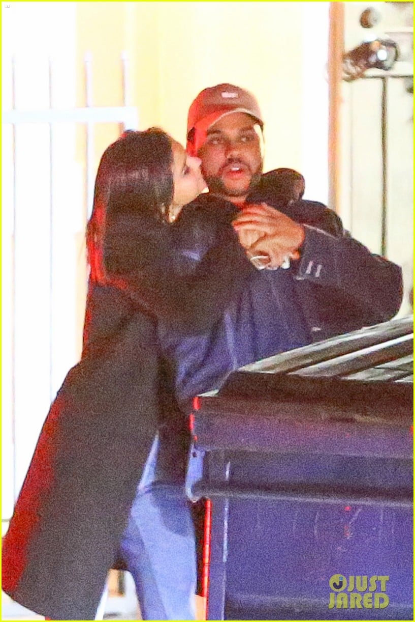 Selena Gomez & The Weeknd Kiss & Get Very Cozy in Hot New Pics: Photo ...