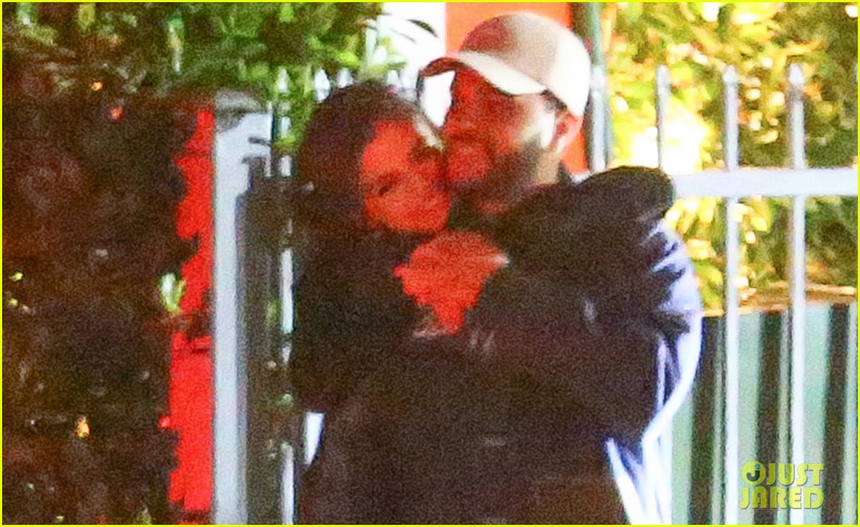 Selena Gomez & The Weeknd Kiss & Get Very Cozy in Hot New Pics: Photo ...
