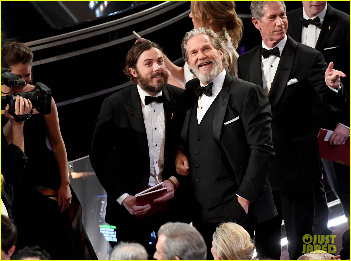 Casey Affleck Explains His Beard on Oscars 2017 Red Carpet: Photo ...