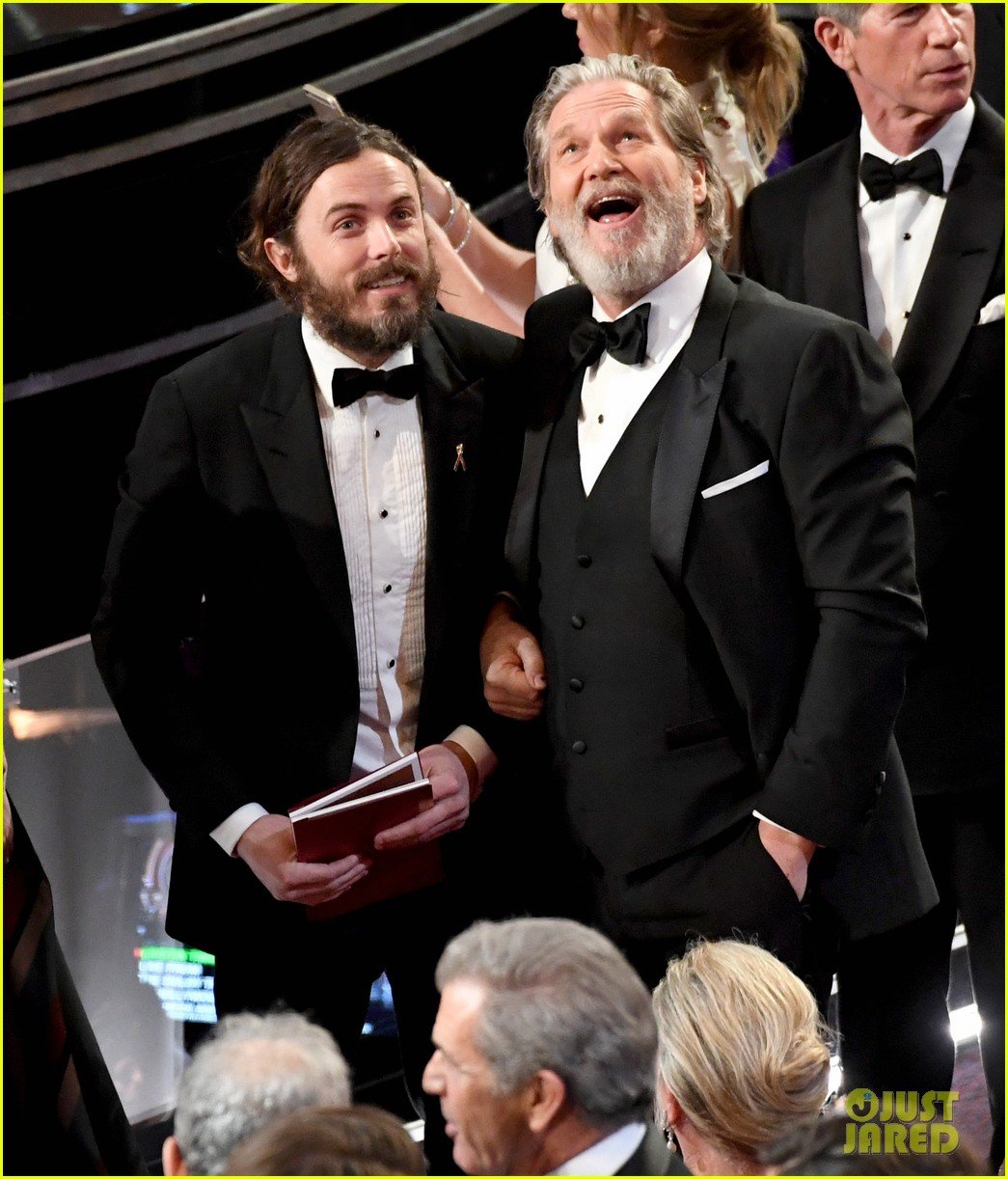 Casey Affleck Explains His Beard on Oscars 2017 Red Carpet: Photo ...