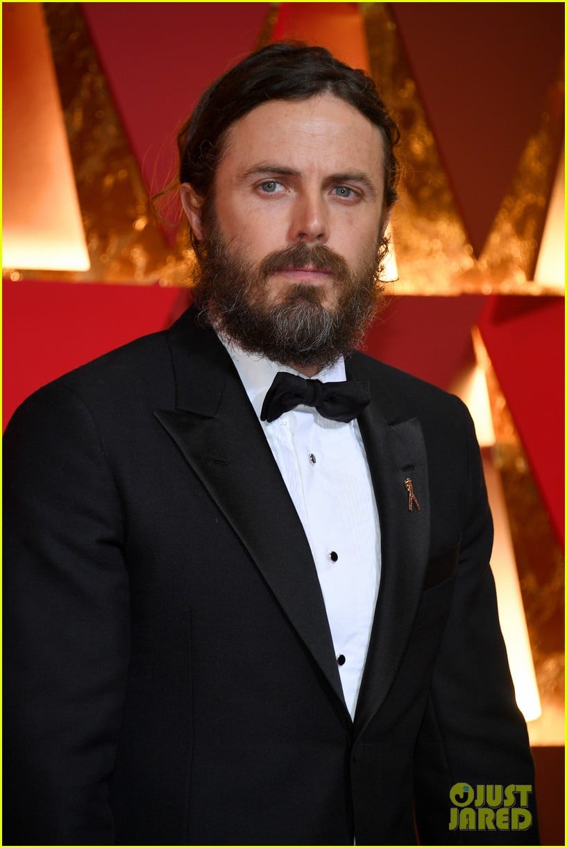 Casey Affleck Explains His Beard on Oscars 2017 Red Carpet: Photo ...