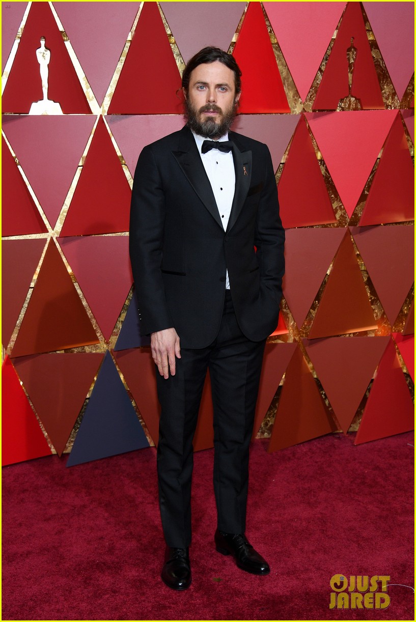 Casey Affleck Explains His Beard on Oscars 2017 Red Carpet: Photo ...