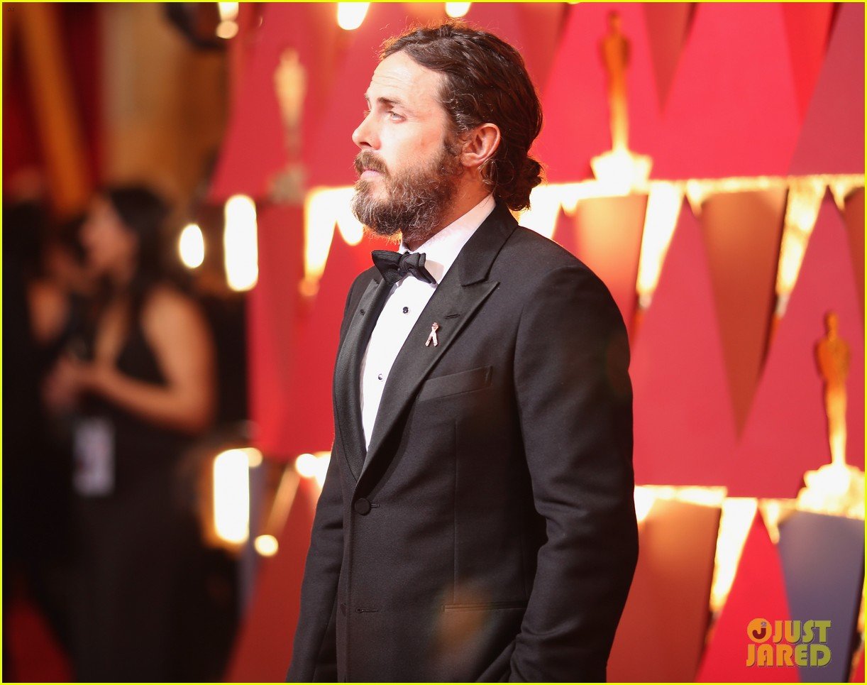 Casey Affleck Explains His Beard on Oscars 2017 Red Carpet: Photo ...