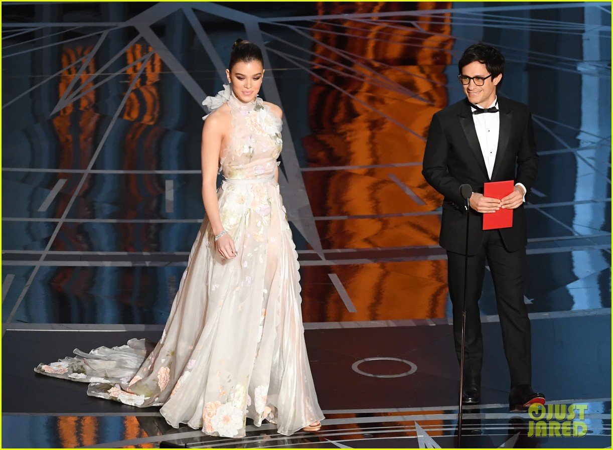 Gael Garcia Bernal Speaks Out Against Trump’s Border Wall at Oscars ...