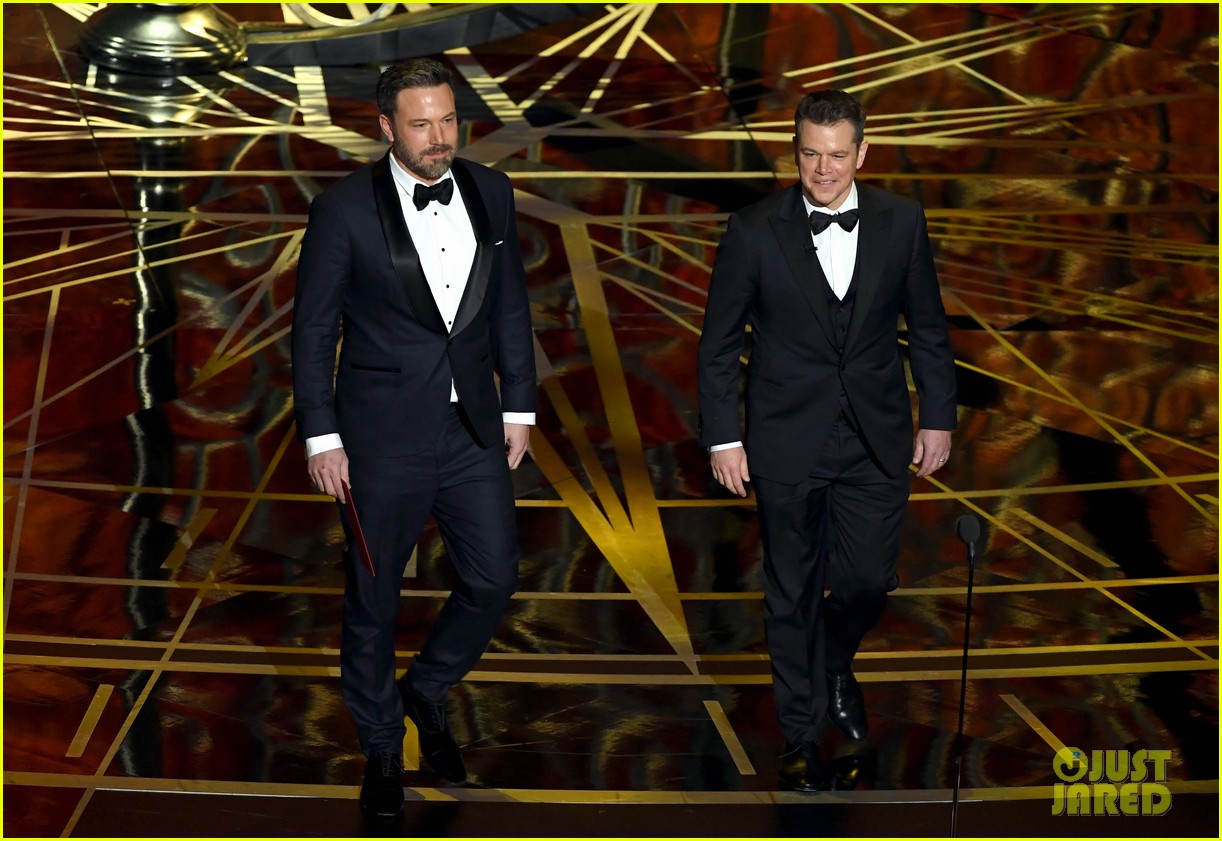 Ben Affleck & ‘Guest’ Matt Damon Present at Oscars 2017, Matt Gets ...