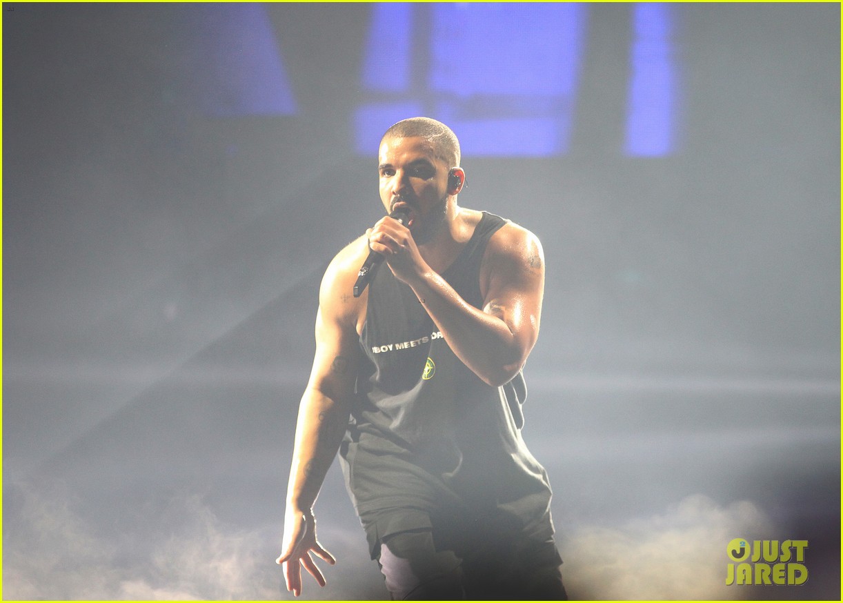 Drake Offers Fans Full Concert Refund After Travis Scott Falls Through ...