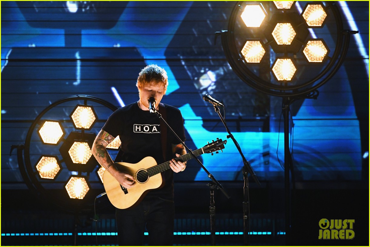 Ed Sheeran Performs Shape Of You At Grammys 2017 Watch Now Photo