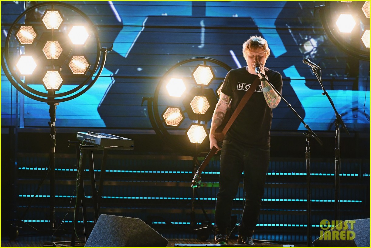 Ed Sheeran Performs Shape Of You At Grammys 2017 Watch Now Photo