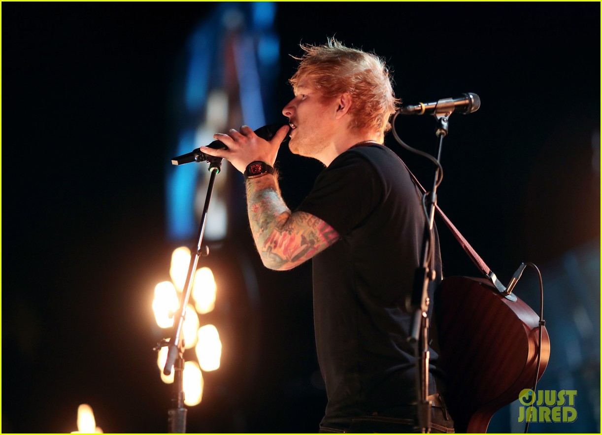 Ed Sheeran Performs 'Shape Of You' at Grammys 2017 - Watch Now!: Photo ...