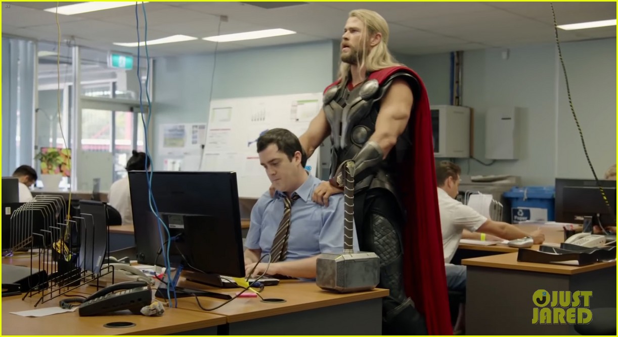 Chris Hemsworth Goes Shirtless, Flexes Muscles in New 'Thor ...