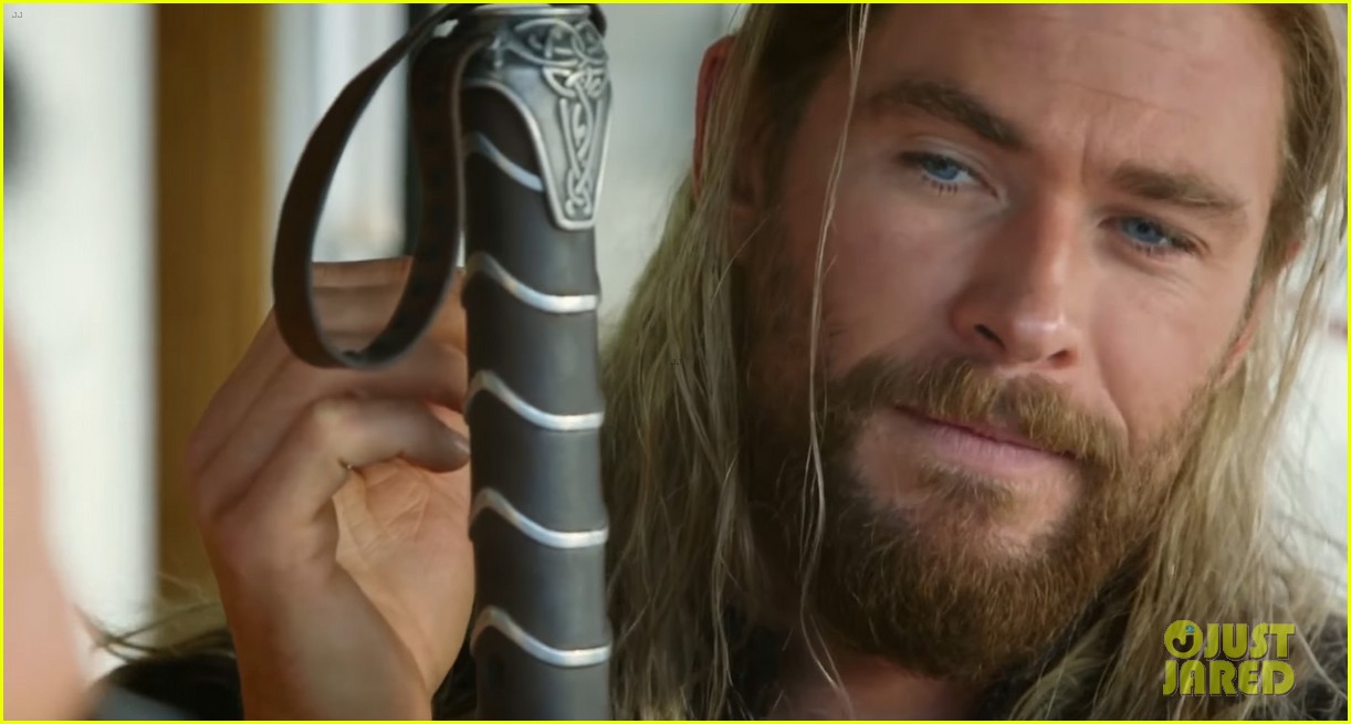 Chris Hemsworth Goes Shirtless, Flexes Muscles in New 'Thor ...