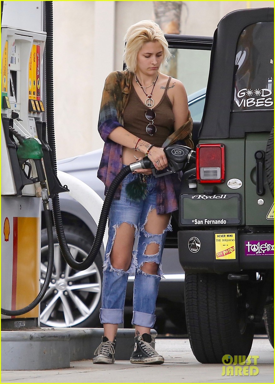 Paris Jackson Took Photo with Police Officer at Protest: Photo 3854296 ...