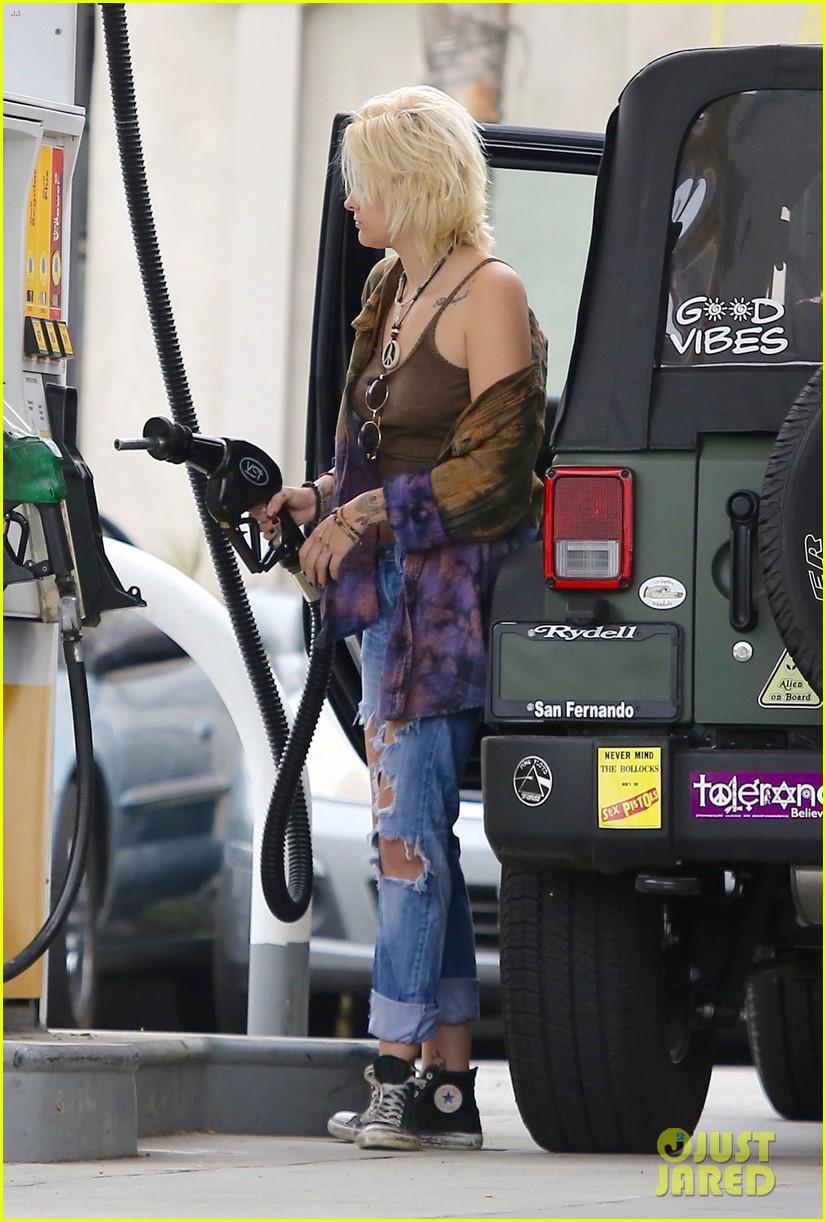 Paris Jackson Took Photo with Police Officer at Protest: Photo 3854298 ...