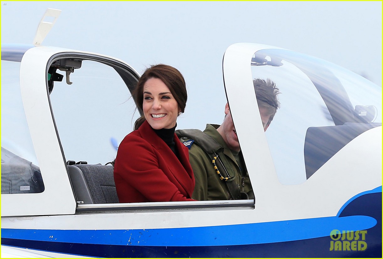 Kate Middleton Takes Flight On Valentine's Day!: Photo 3860017 | Kate ...