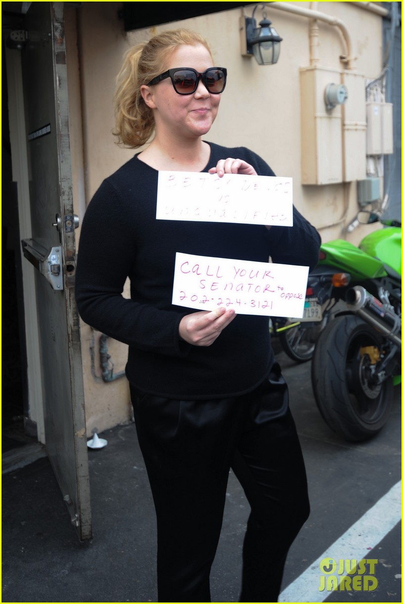 Amy Schumer Holds Signs in Protest Against Betsy DeVos: Photo 3851956 ...