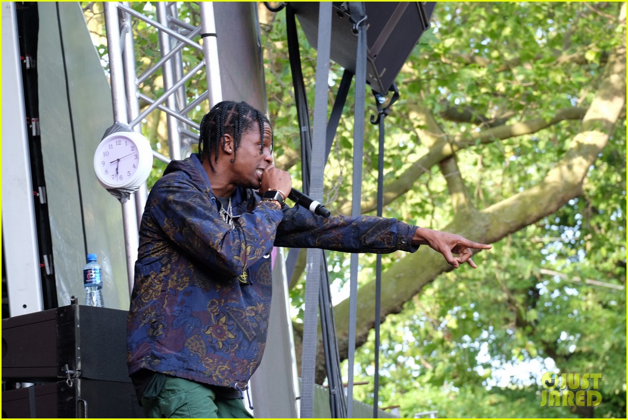 Travis Scott Falls Through Hole in Stage at Drake Concert (Video ...