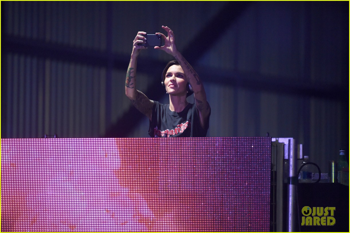 Watch Taylor Swift's First Live 'I Don't Wanna Live Forever ...