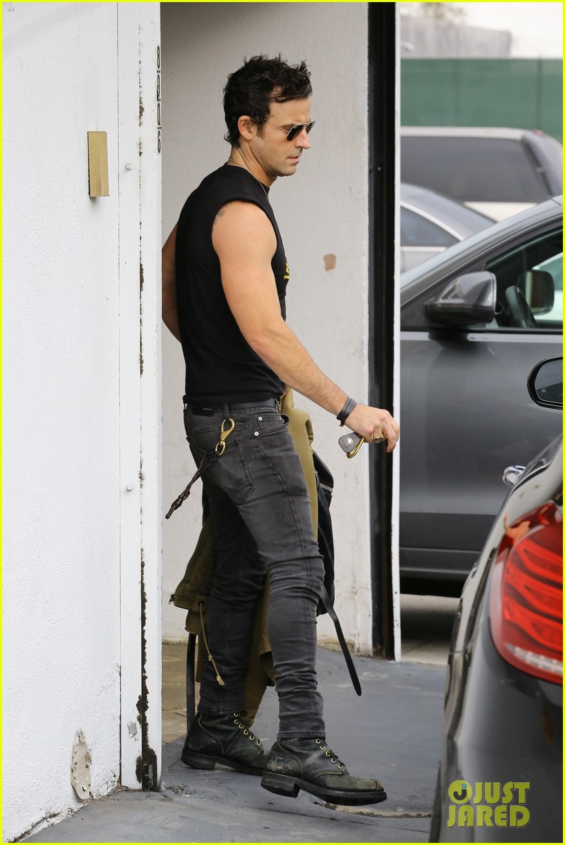 Justin Theroux Puts Muscles on Display in a Tank Top: Photo 3855128 ...