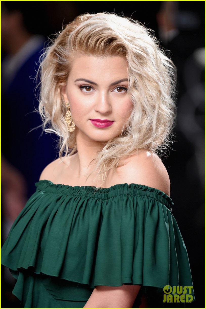Tori Kelly Hits the Red Carpet Before Her Grammys 2017 Performance ...