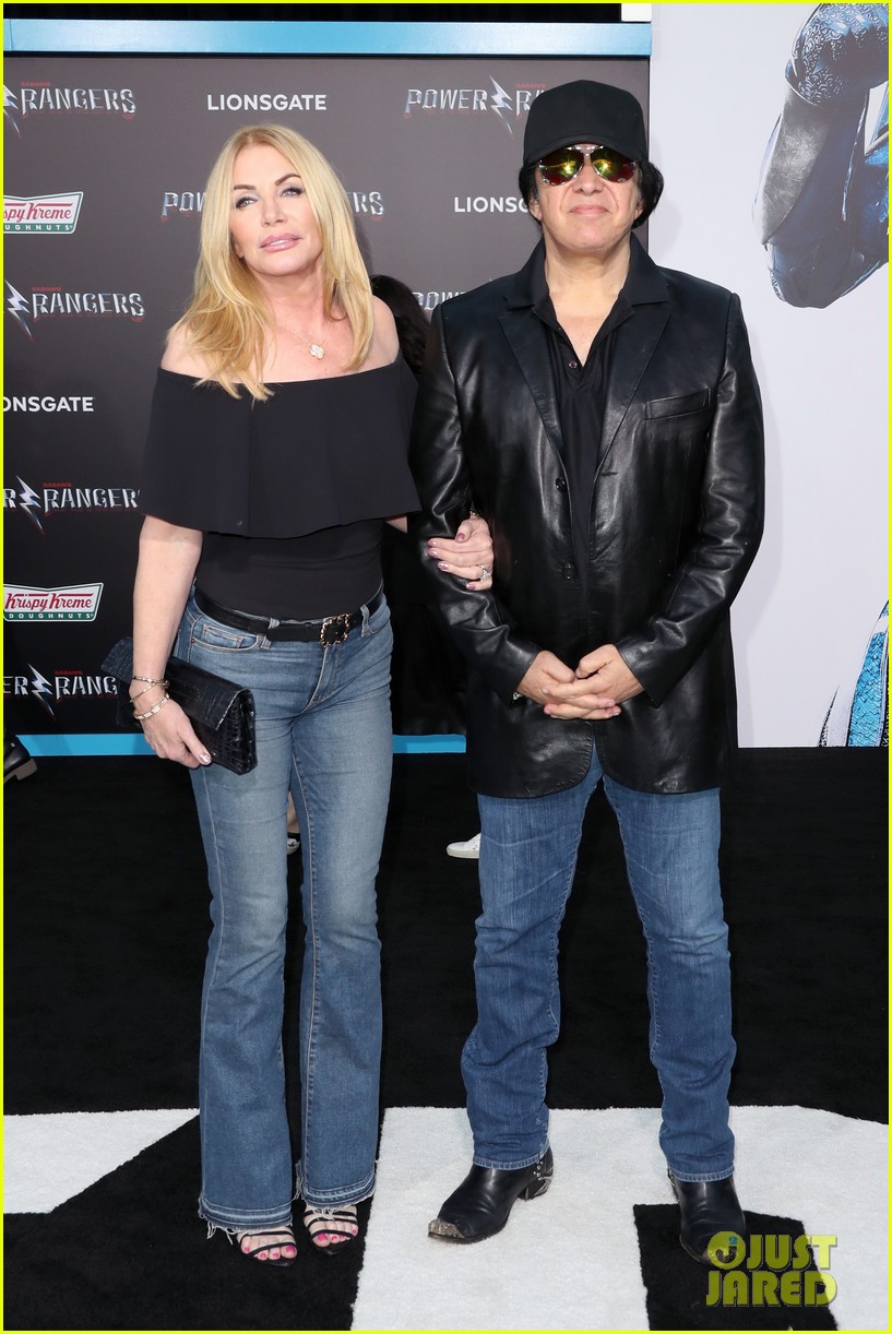 Elizabeth Banks, Dacre Montgomery, & Becky G Arrive in Style for the ...