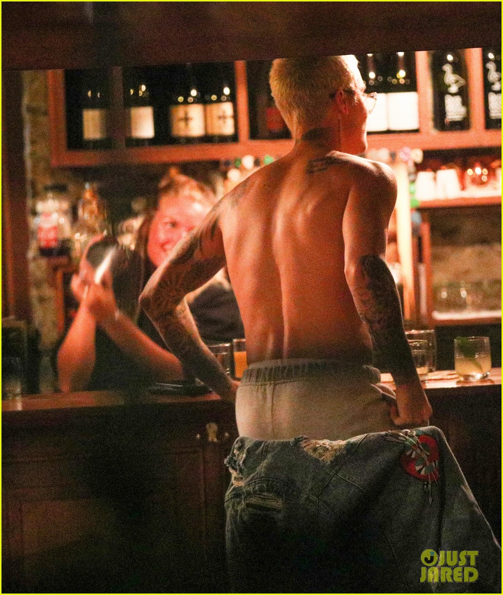 Justin Bieber Goes Shirtless at New Zealand Bar: Photo 3876992 | Justin Bieber, Shirtless Photos ...