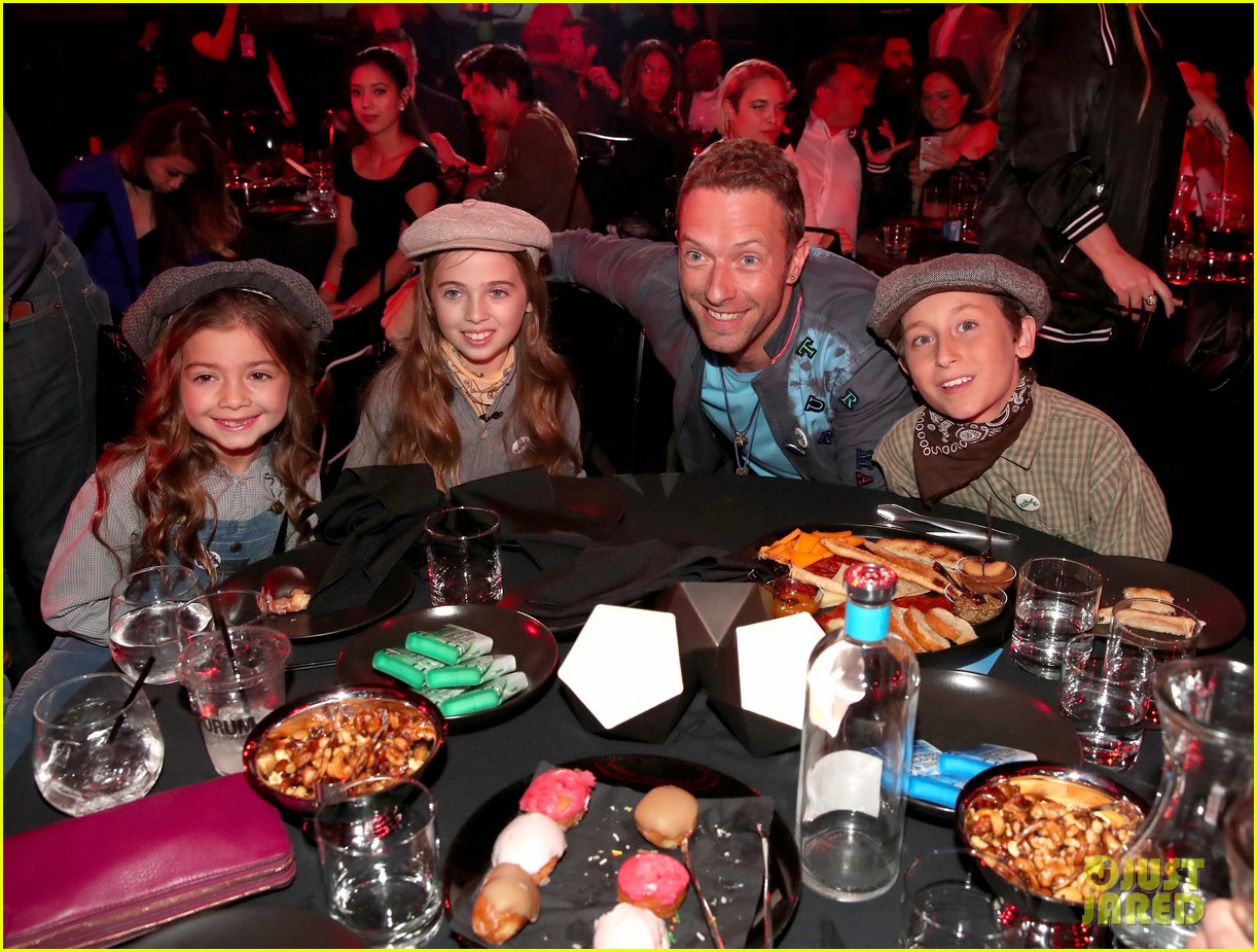 Chris Martin Lets Kids Give Coldplay's iHeartRadio Music Awards 2017 ...