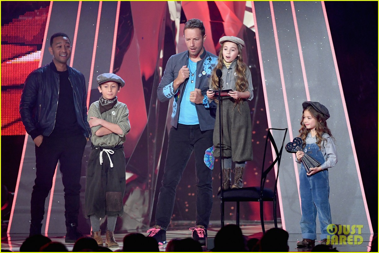 Chris Martin Lets Kids Give Coldplay's iHeartRadio Music Awards 2017 ...
