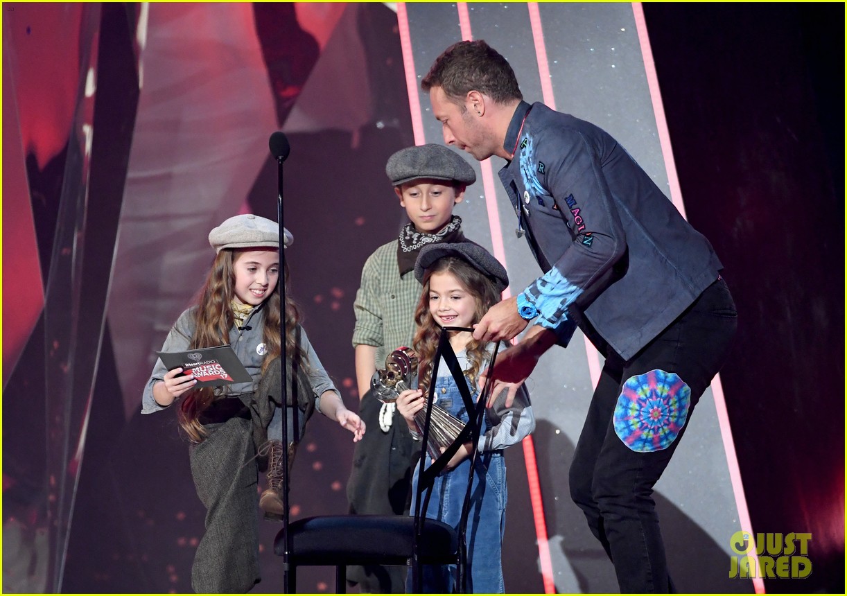 Chris Martin Lets Kids Give Coldplay's iHeartRadio Music Awards 2017 ...