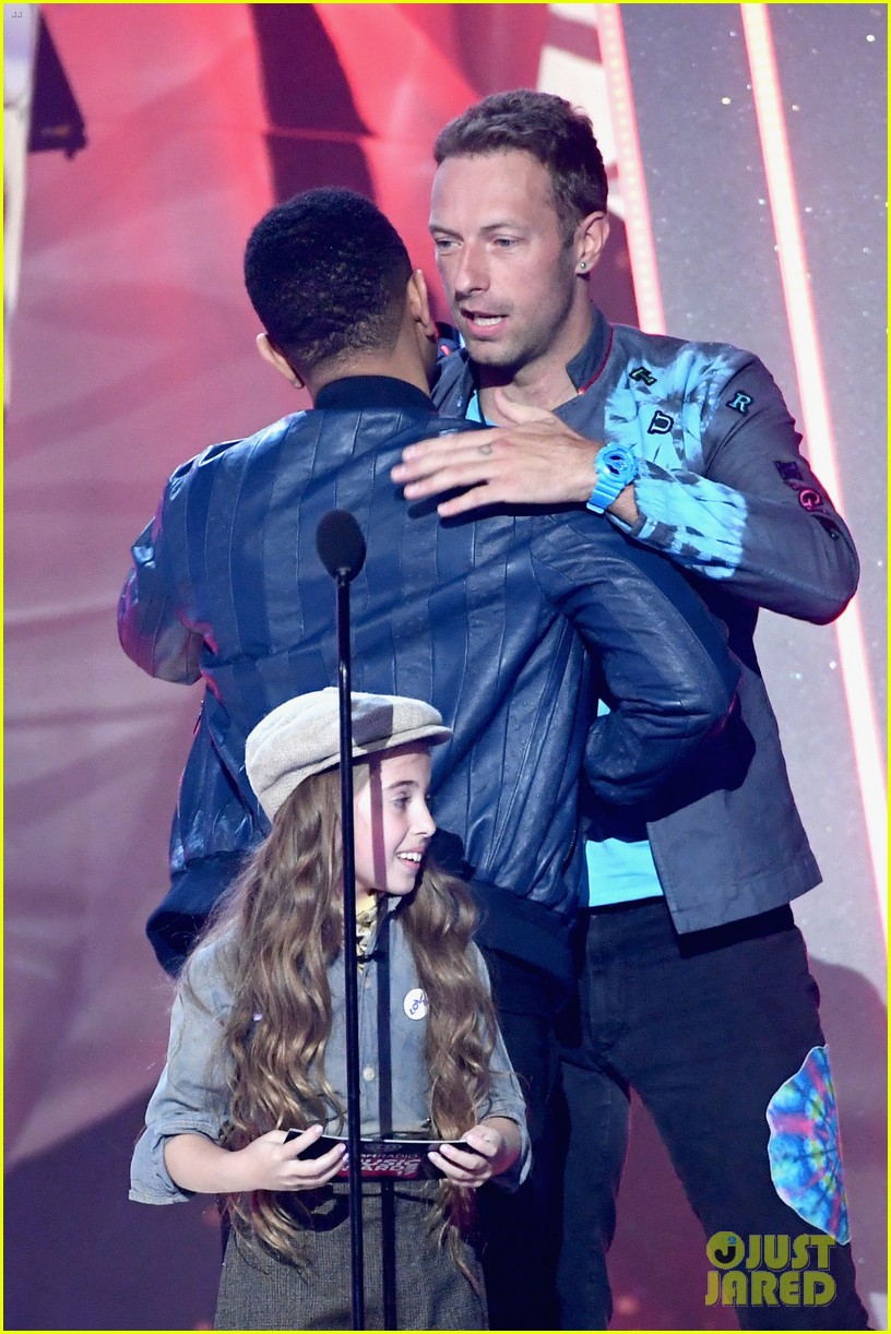 Chris Martin Lets Kids Give Coldplay's iHeartRadio Music Awards 2017 ...