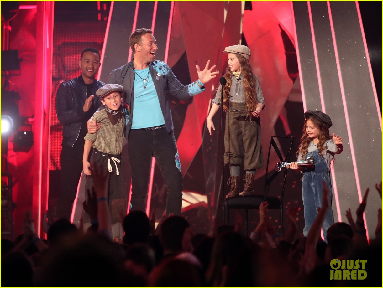 Chris Martin Lets Kids Give Coldplay's iHeartRadio Music Awards 2017 ...