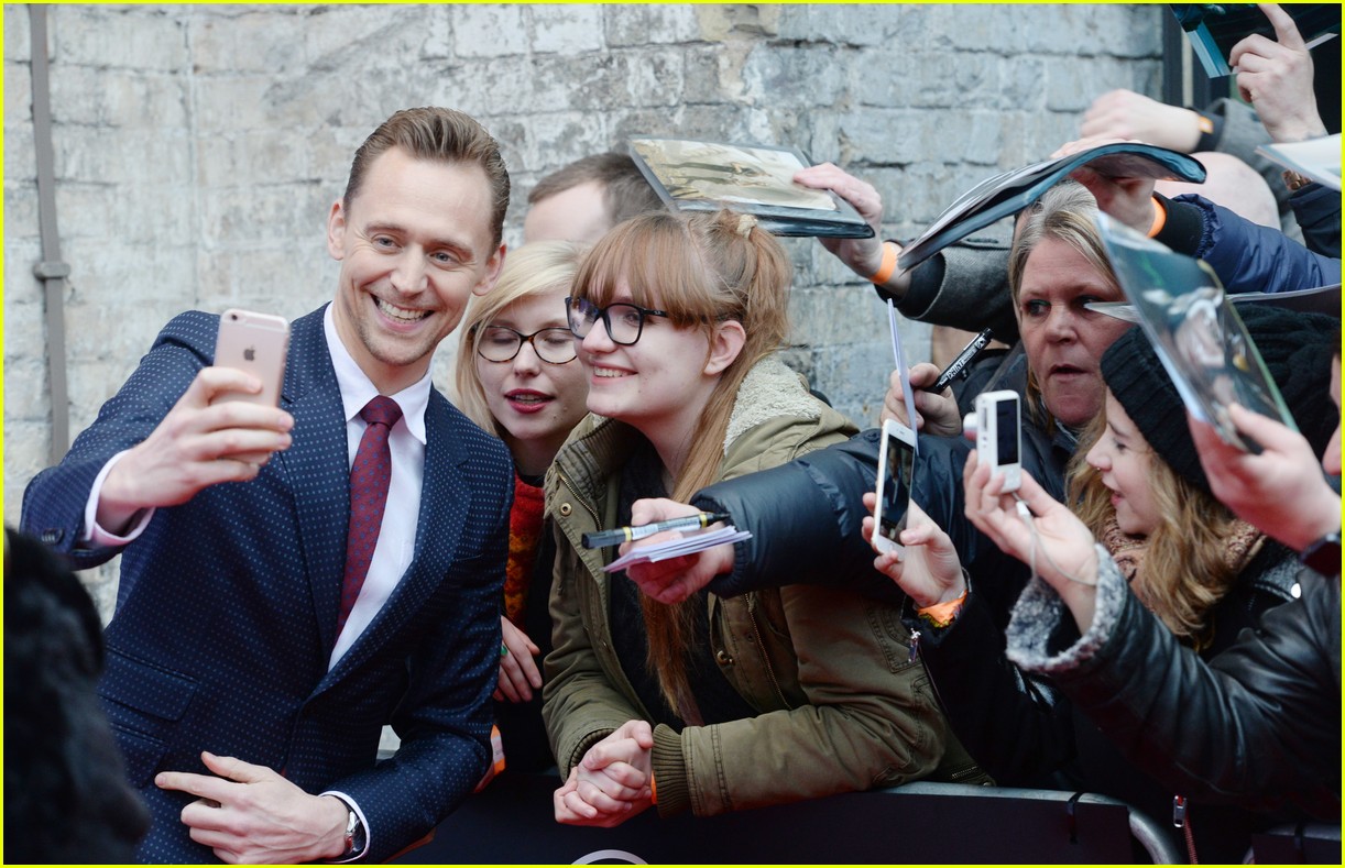 Dan Stevens Reunites With 'Downton Abbey' Co-Stars Joanne Froggatt ...