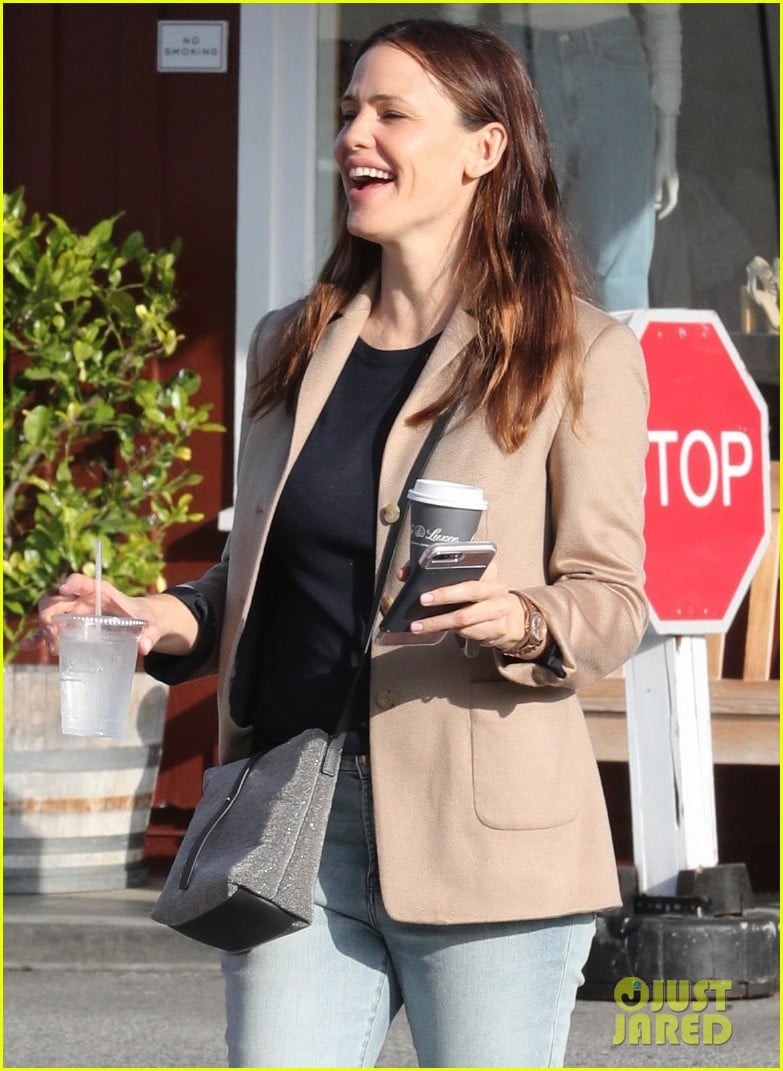Jennifer Garner is All Smiles While Grabbing Coffee: Photo 3879451 ...