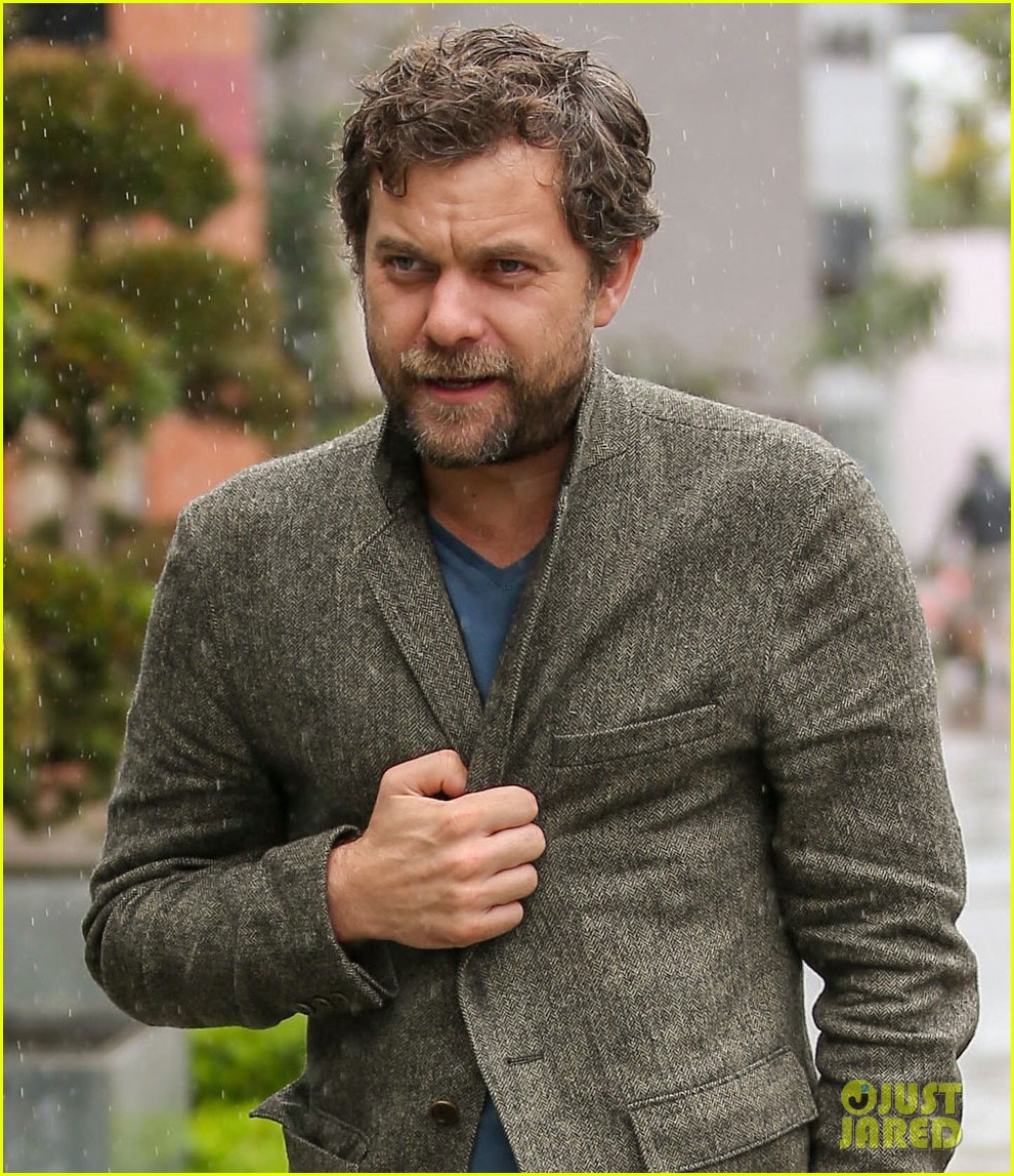 Joshua Jackson Bundles Up for Lunch in Rainy L.A. Weather!: Photo ...