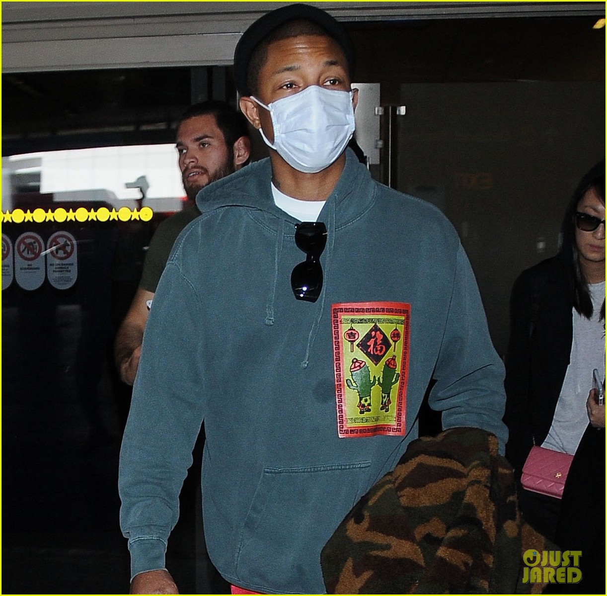 Pharrell Williams Wears Face Mask While Flying Into L.A. : Photo ...