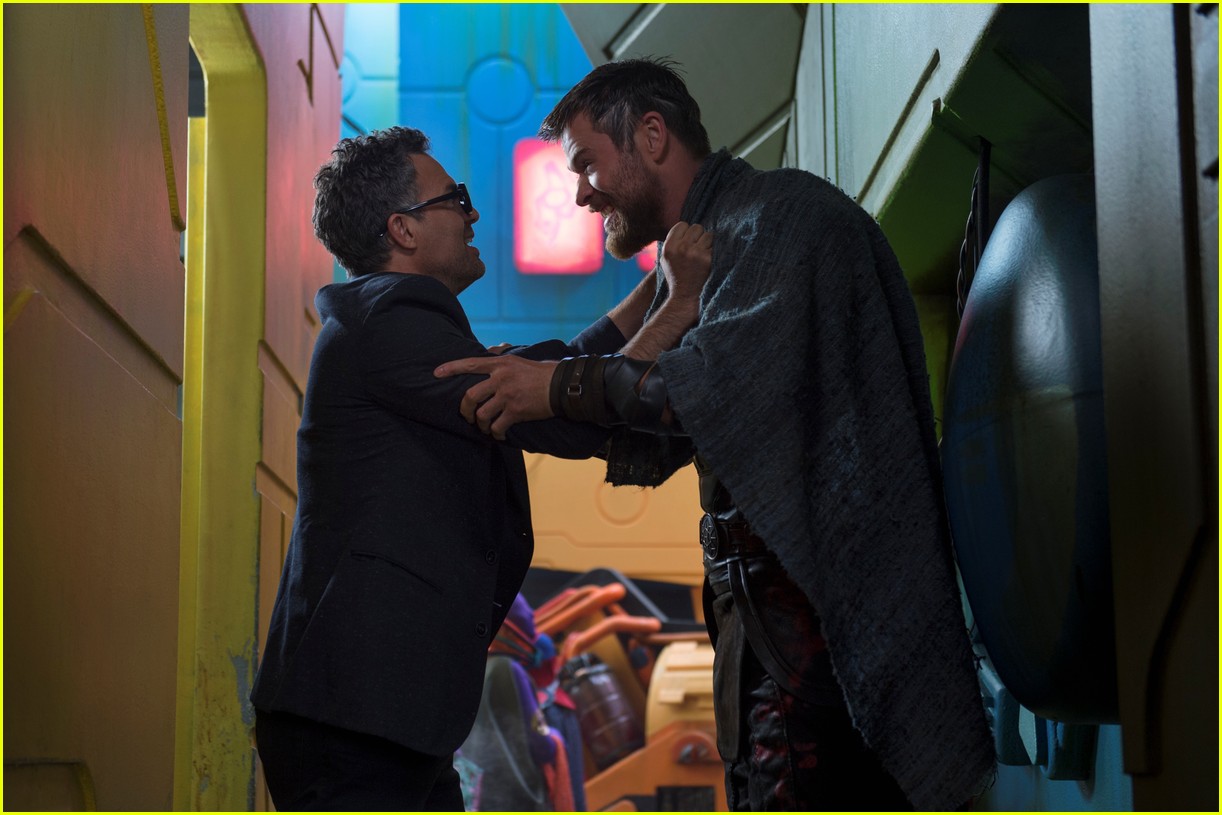 Chris Hemsworth's New Thor Look Revealed in 'Ragnarok' Stills: Photo ...