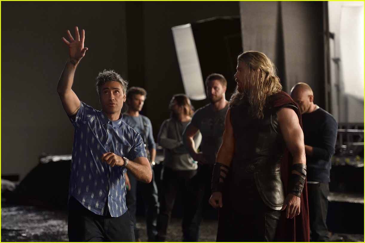 Chris Hemsworth's New Thor Look Revealed in 'Ragnarok' Stills: Photo ...