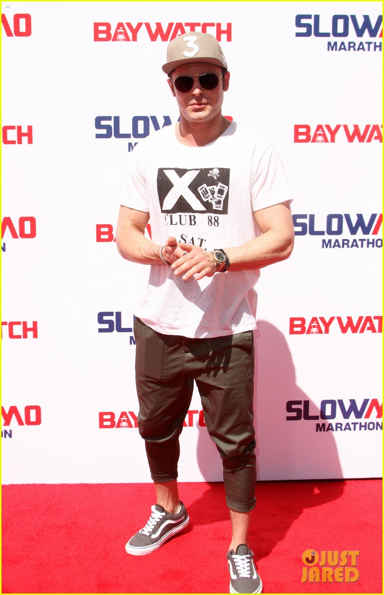 Zac Efron Wears Capri Pants for 'Baywatch' SlowMo Marathon: Photo ...