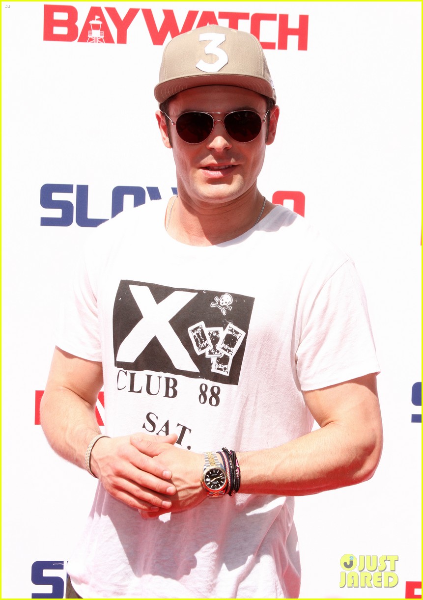 Zac Efron Wears Capri Pants for 'Baywatch' SlowMo Marathon: Photo ...