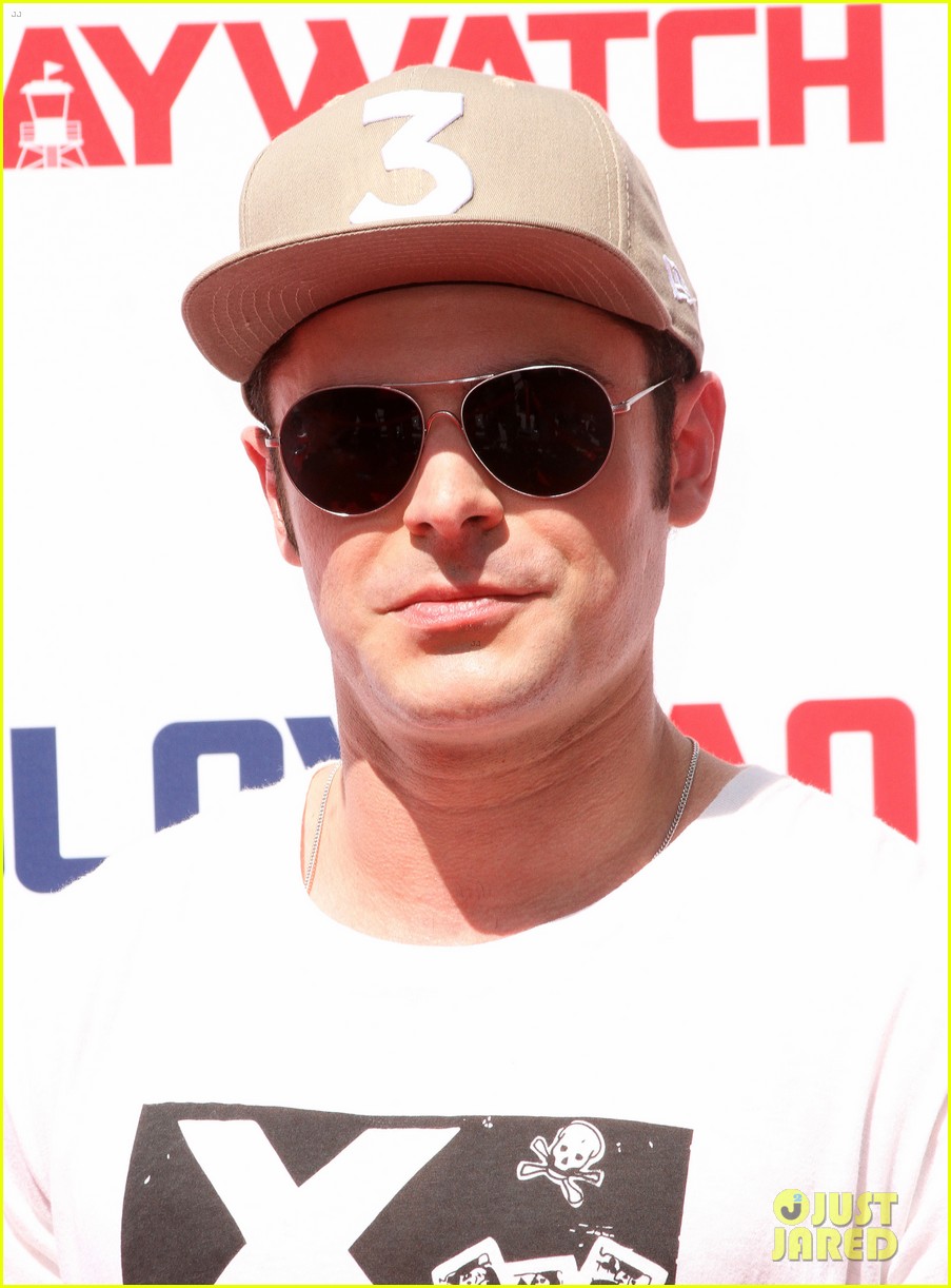 Zac Efron Wears Capri Pants for 'Baywatch' SlowMo Marathon: Photo ...