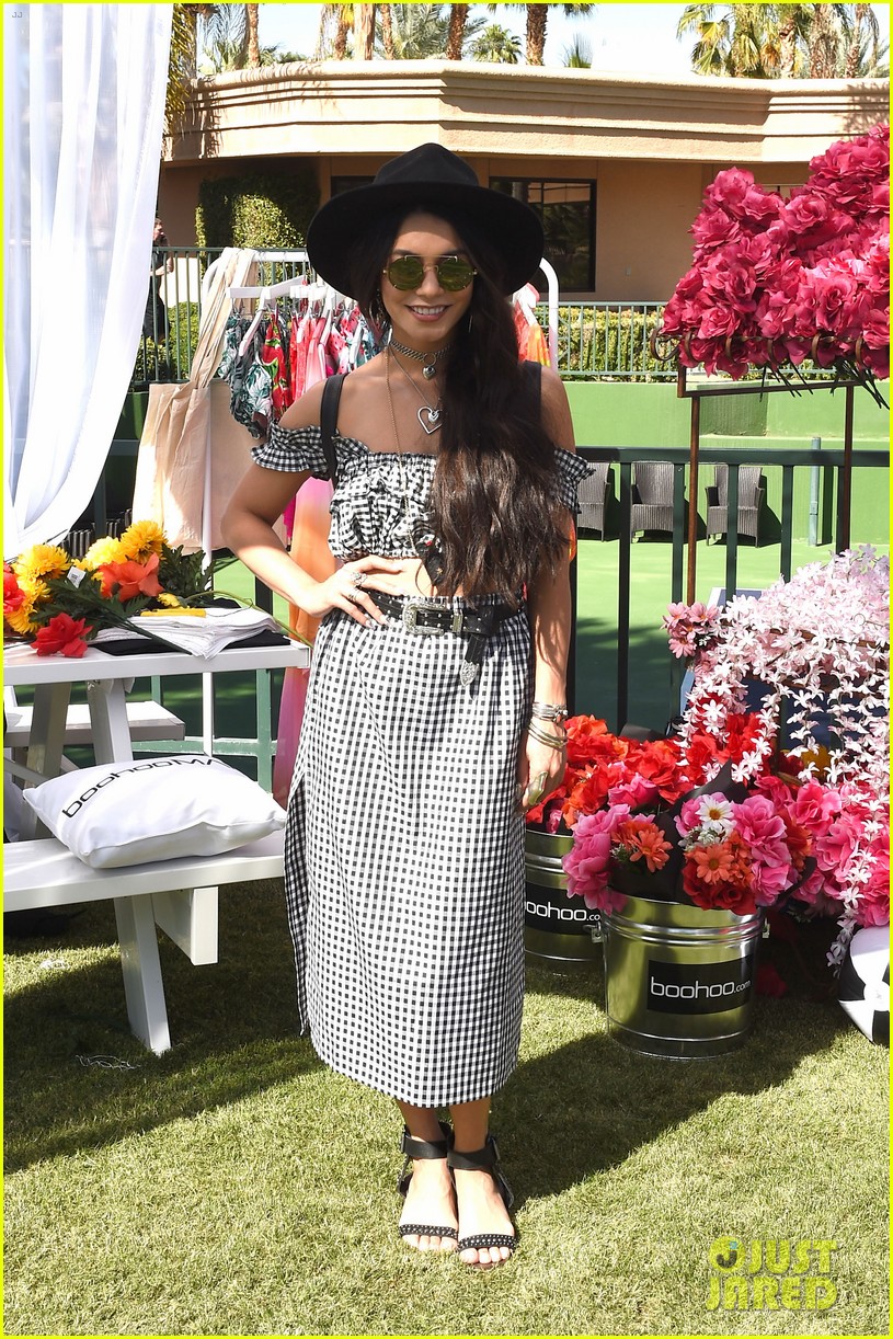 Vanessa Hudgens & Emily Ratajkowski Relax at Desert Oasis During ...