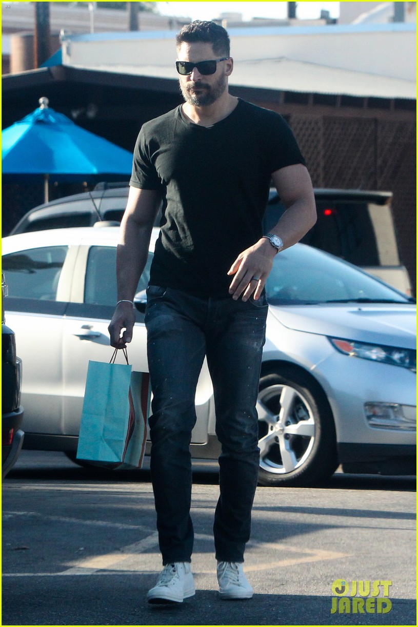 Joe Manganiello Shows off His Buff Biceps While Shopping: Photo 3887899 ...