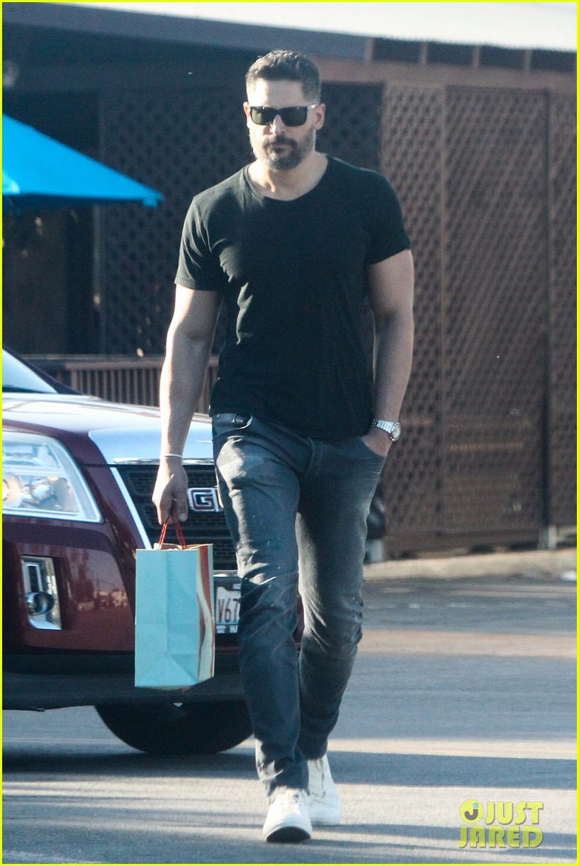 Joe Manganiello Shows off His Buff Biceps While Shopping: Photo 3887901 ...