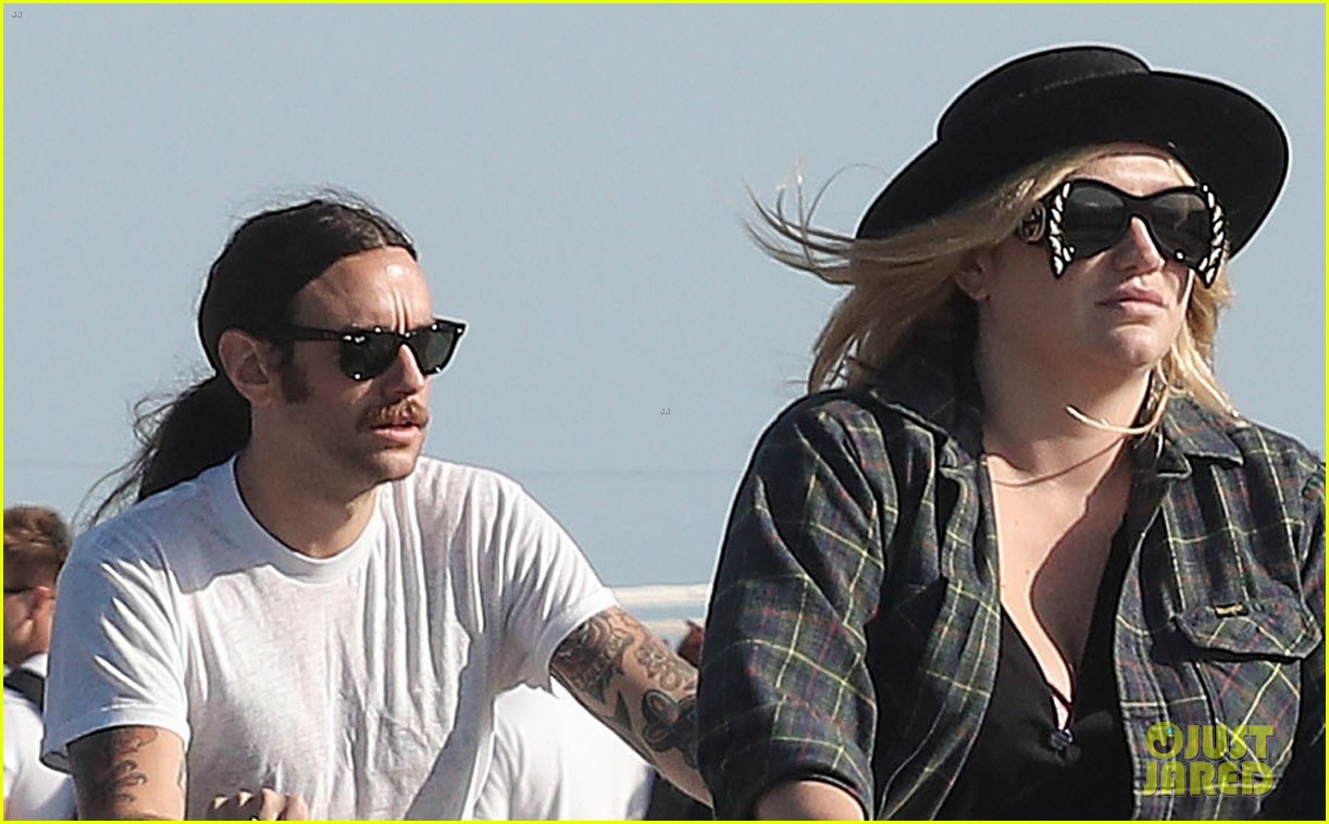 Kesha & Boyfriend Brad Ashenfelter Ride Bikes During Venice Beach Date ...