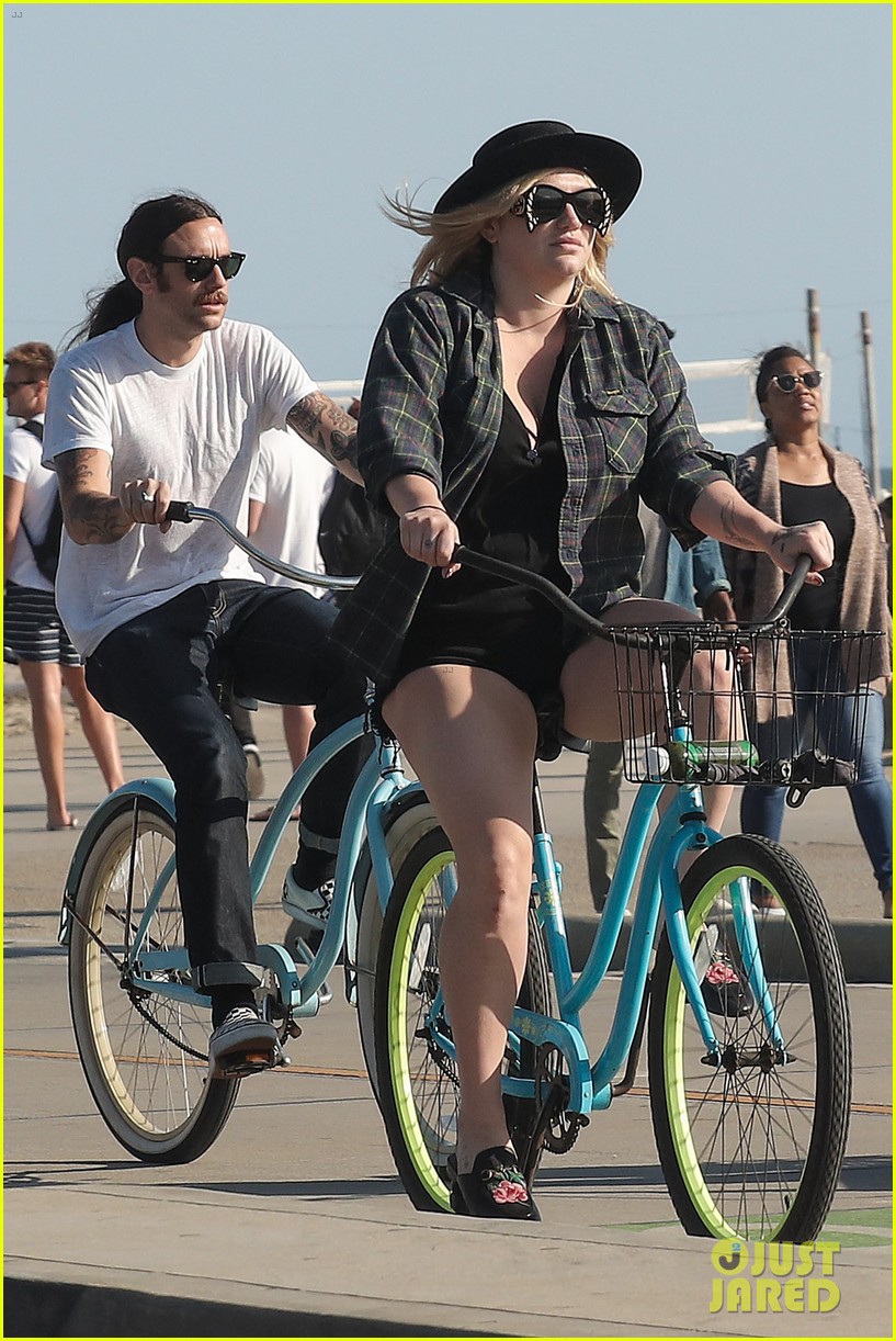 Kesha & Boyfriend Brad Ashenfelter Ride Bikes During Venice Beach Date ...
