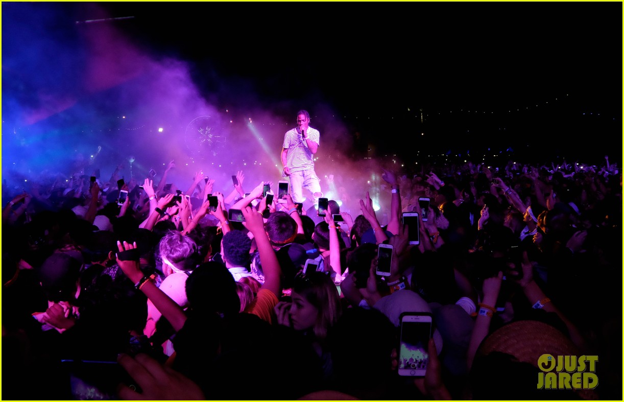 Travis Scott Rides a Giant Bird During His Coachella 2017 Set: Photo ...