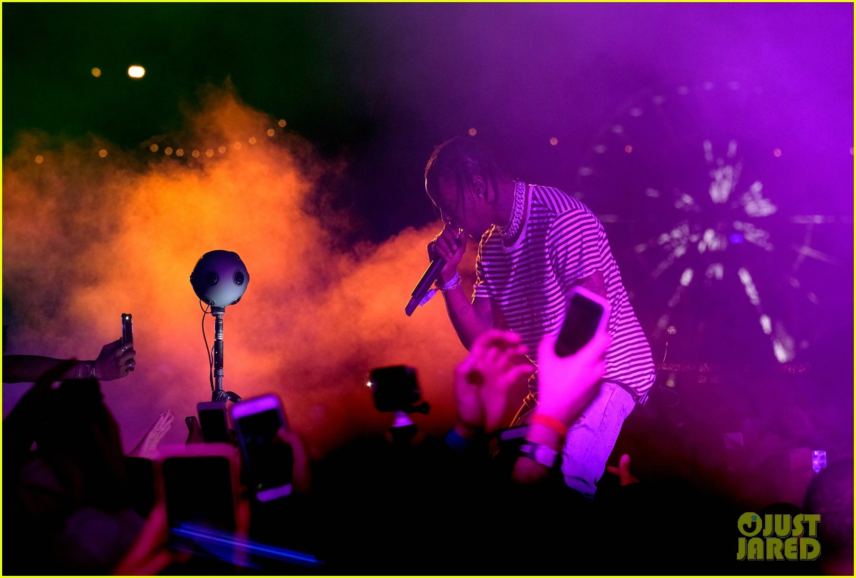 Travis Scott Rides a Giant Bird During His Coachella 2017 Set: Photo ...