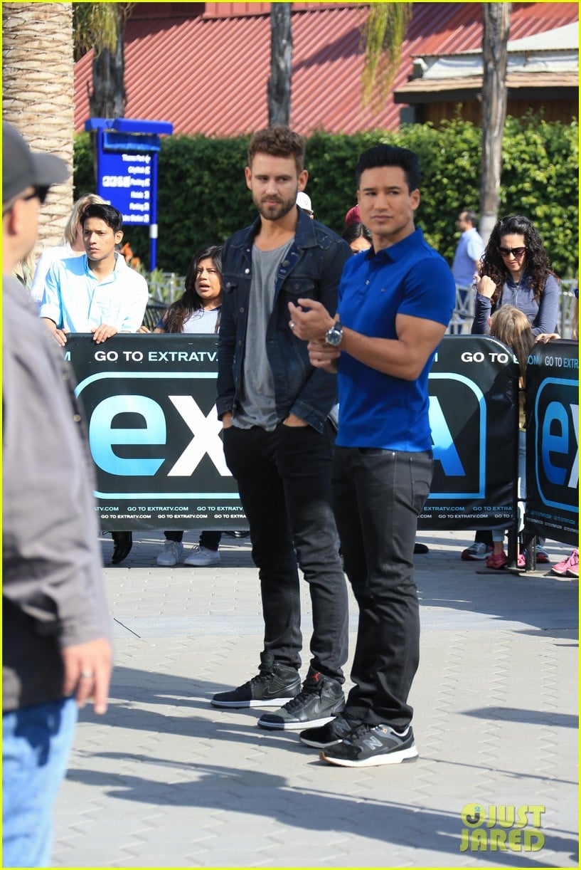 DWTS' Nick Viall Meets Up with Mario Lopez for 'Extra' Interview: Photo ...