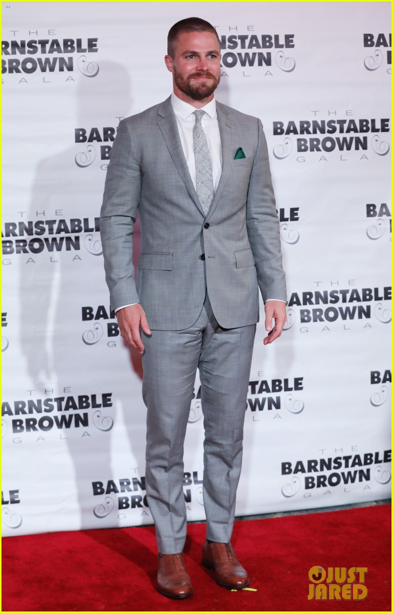 Stephen Amell & Justin Hartley Suit Up for Kentucky Derby Party: Photo ...