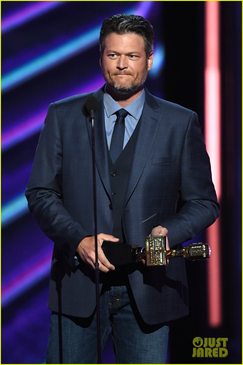 Blake Shelton Gushes Over Gwen Stefani In Billboard Music Awards 2017 ...